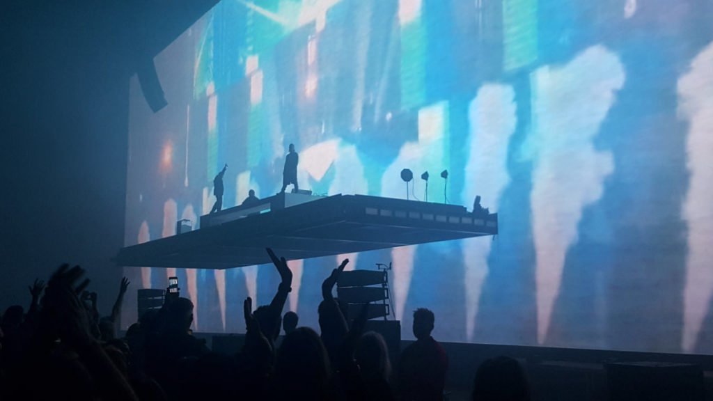 Stageco lässt die Bühne der Swedish House Mafia schweben - EventElevator