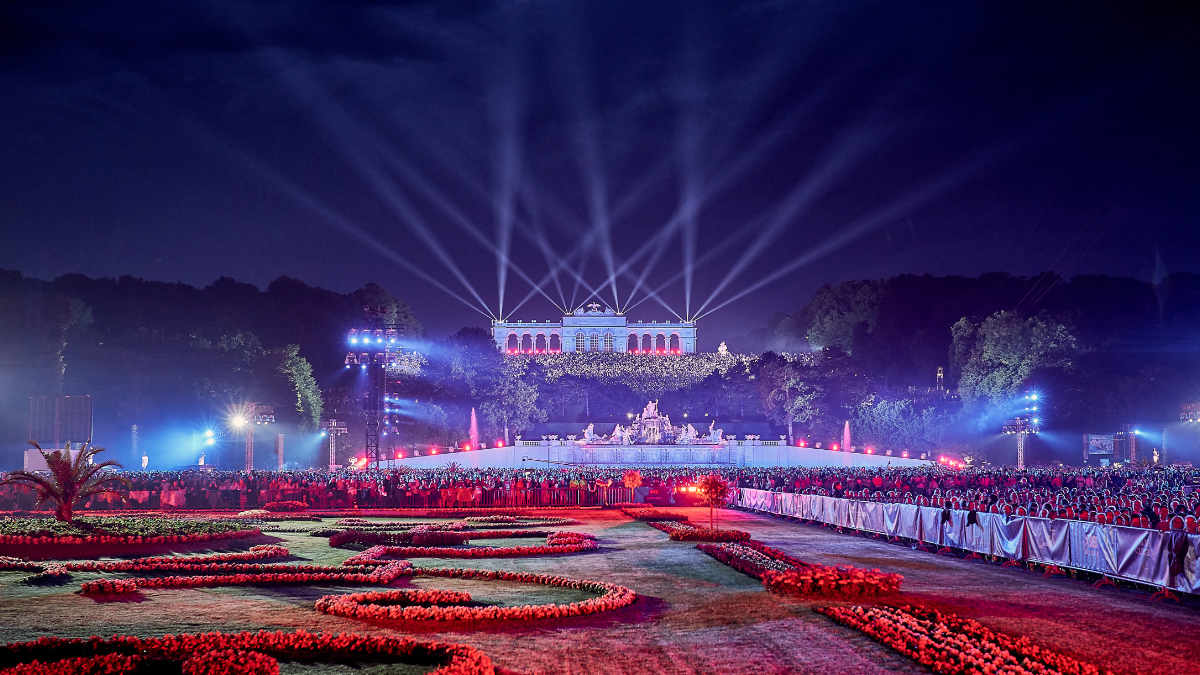Jerry Appelt setzt beim Sommernachtskonzert der Wiener Philharmoniker ...
