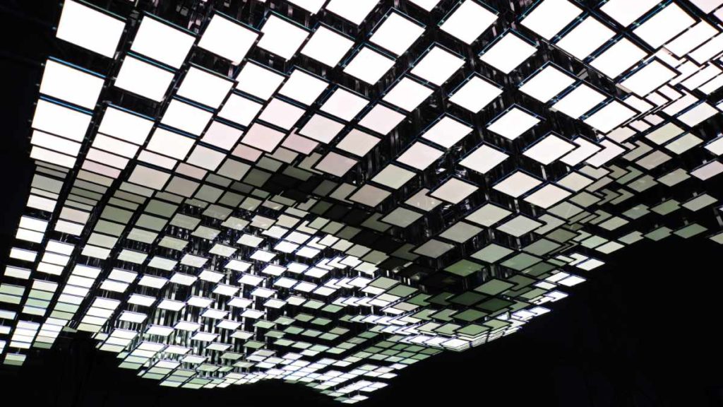 Christopher Bauder gestaltet die spektakuläre kinetische Installation ...