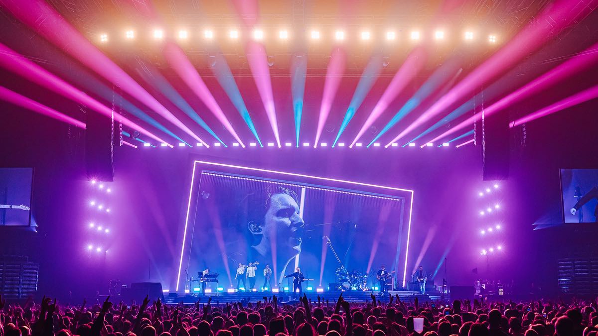 Cate Carter beleuchtet George Ezra mit GLP JDCs sowie FR10 Bars ...