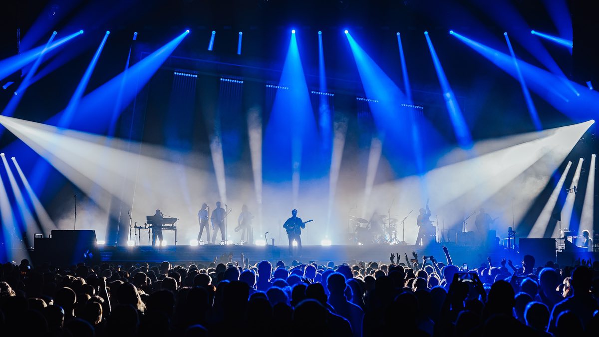 Cate Carter beleuchtet George Ezra mit GLP JDCs sowie FR10 Bars ...
