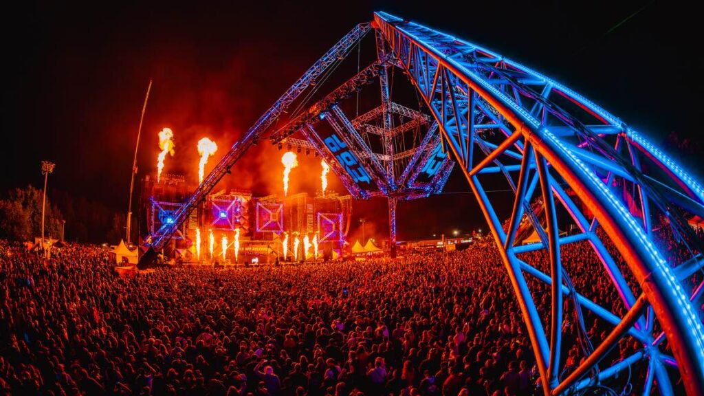 64 GLP KNV flashen den Open Air Floor der NATURE ONE - EventElevator